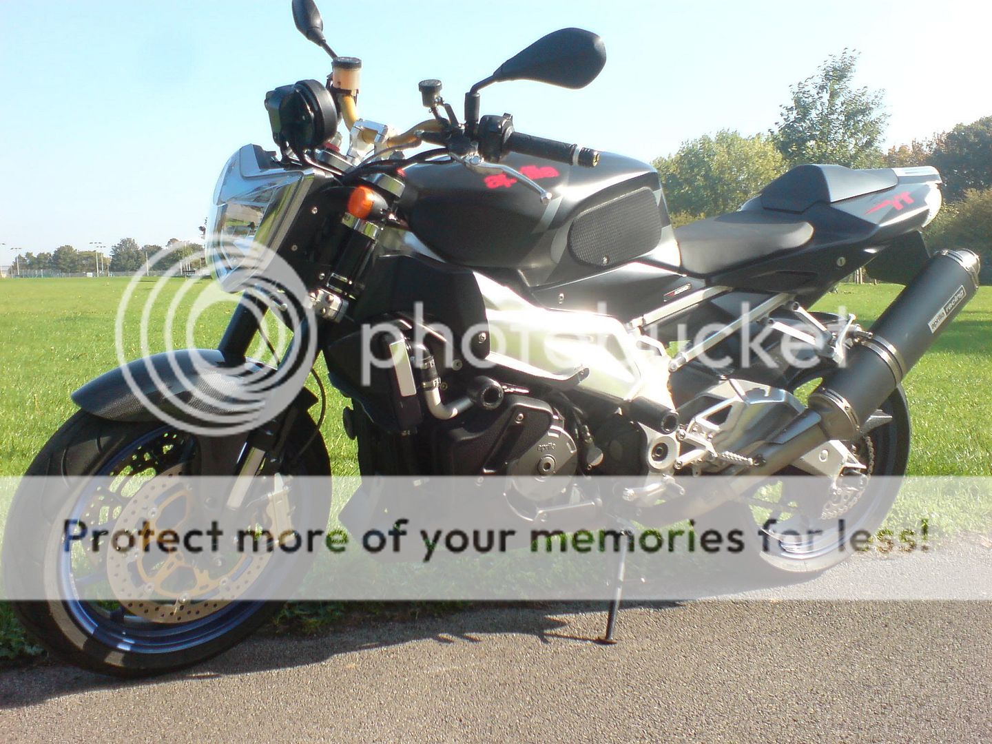 07 Tuono R with euro FZ1 headlight. Naked muscle ;)